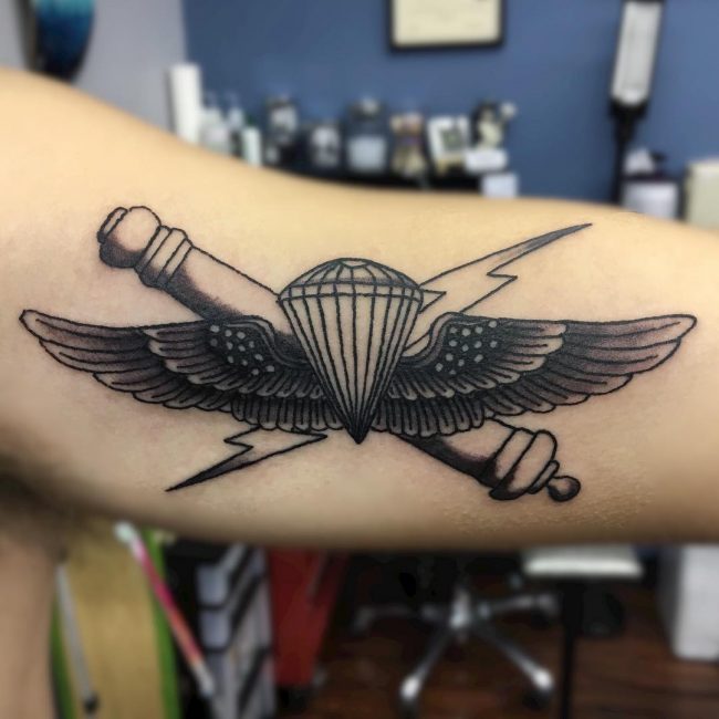 Plus de 105 conceptions et significations de tatouages militaires ...